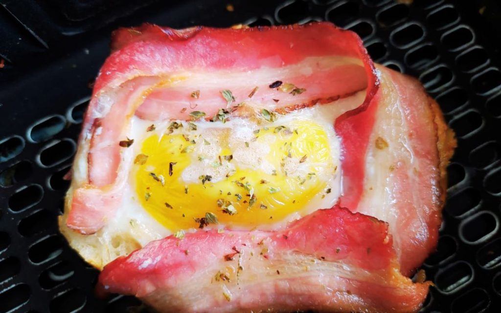 Pão com Ovo e Bacon na Airfryer: Pronto em 20 MINUTOS