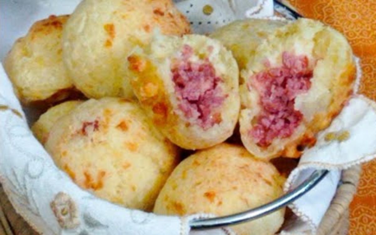 Receita Irresistível de Pão de Queijo Recheado com Calabresa