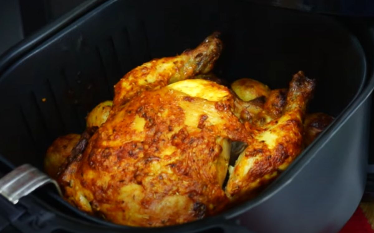 Frango Assado Inteiro na Airfryer Fica Perfeito com Este Passo a Passo